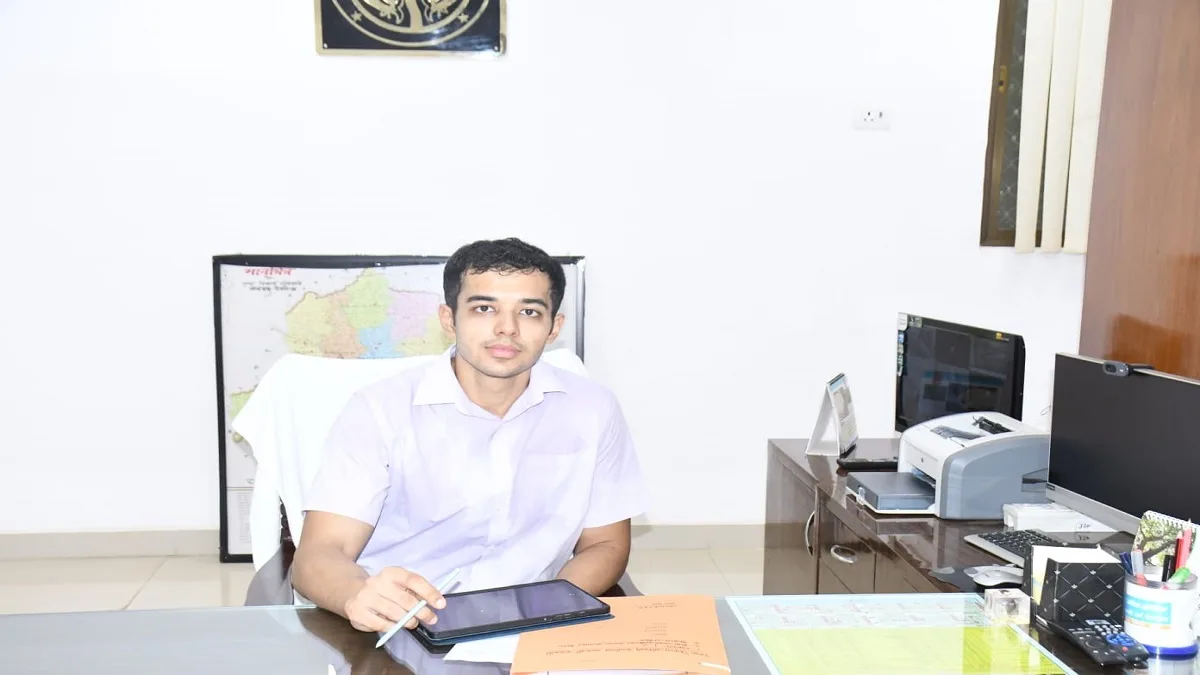 Deoria News : देवरिया के नए सीडीओ प्रत्यूष पांडेय ने संभाला कार्यभार ...